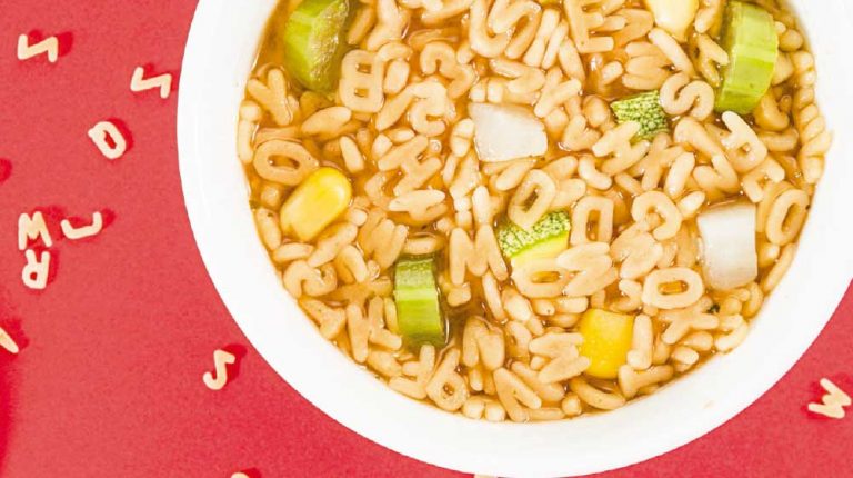 Sopa de letras con verduras para niños | Recetas de Comida