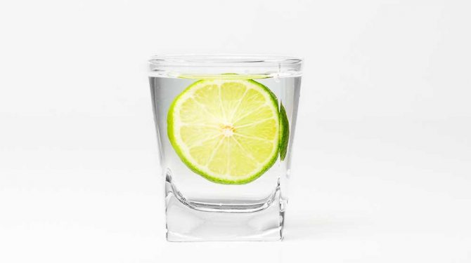 Razones-por-las-que-debes-tomar-agua-tibia-en-las-mañanas