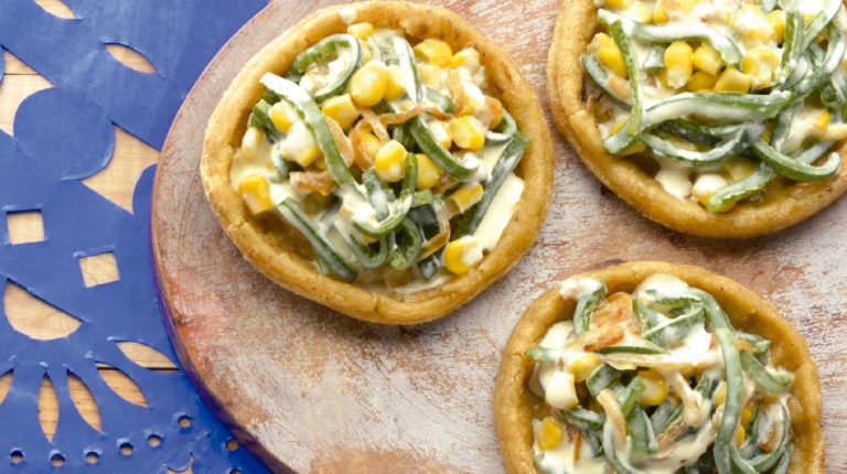 Antojitos mexicanos: Receta de sopes de rajas con elote