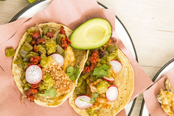 Tacos placeros ¡y viajeros! Familia los prepara en el Metro de la CDMX