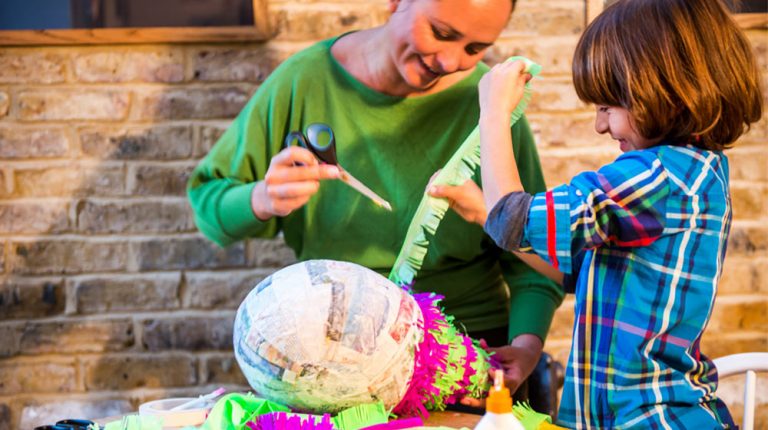 Cómo hacer engrudo casero para tus piñatas navideñas
