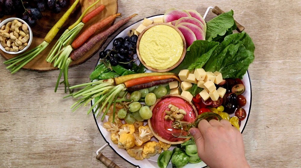 Delicioso plato mixto con hummus | Recetas de Comida