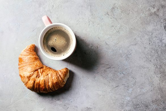 Cuernitos rellenos de huevo con jamón y queso para desayunar