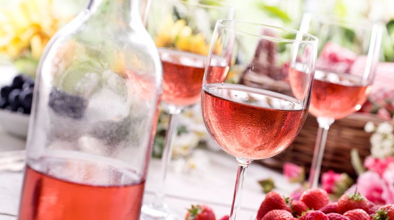 Todo sobre el vino rosa y cómo puedes usarlo en la cocina