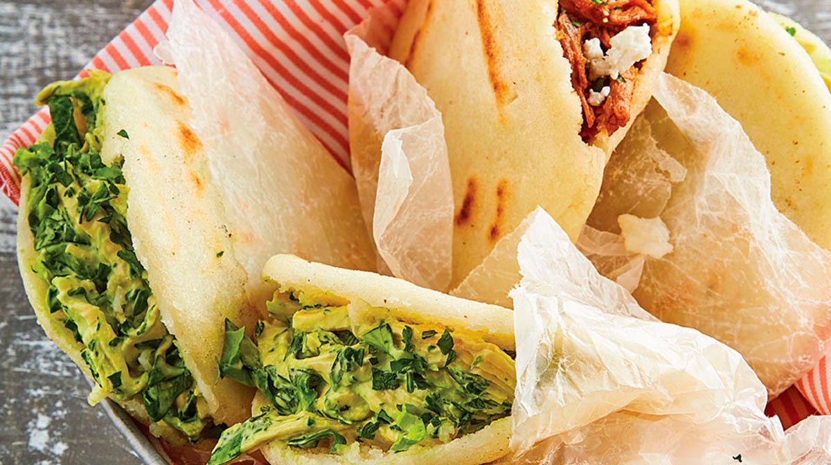 Receta de arepas rellenas de carne y pollo, fáciles y deliciosas