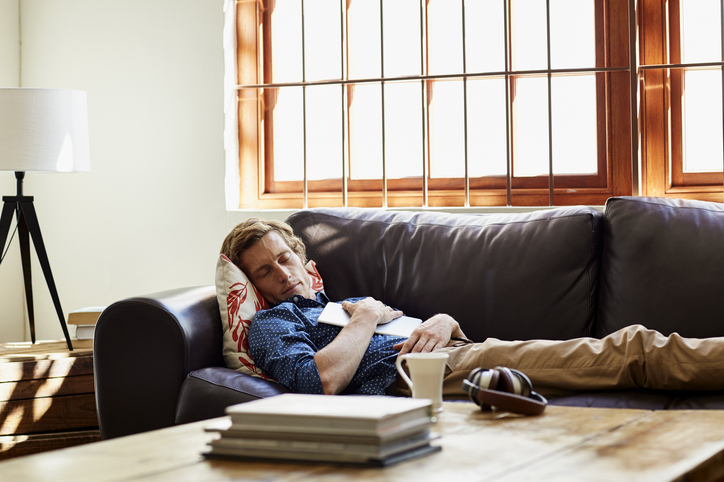 ¿Por qué da sueño después de comer? La explicación según la ciencia