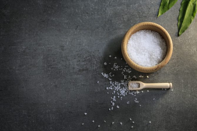 Qué significa lavarse las manos con sal de grano y agua