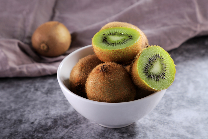 Beneficios de comer kiwi en la noche para dormir mejor