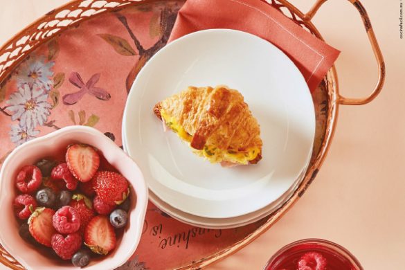 Cuernitos rellenos de huevo con jamón y queso para desayunar